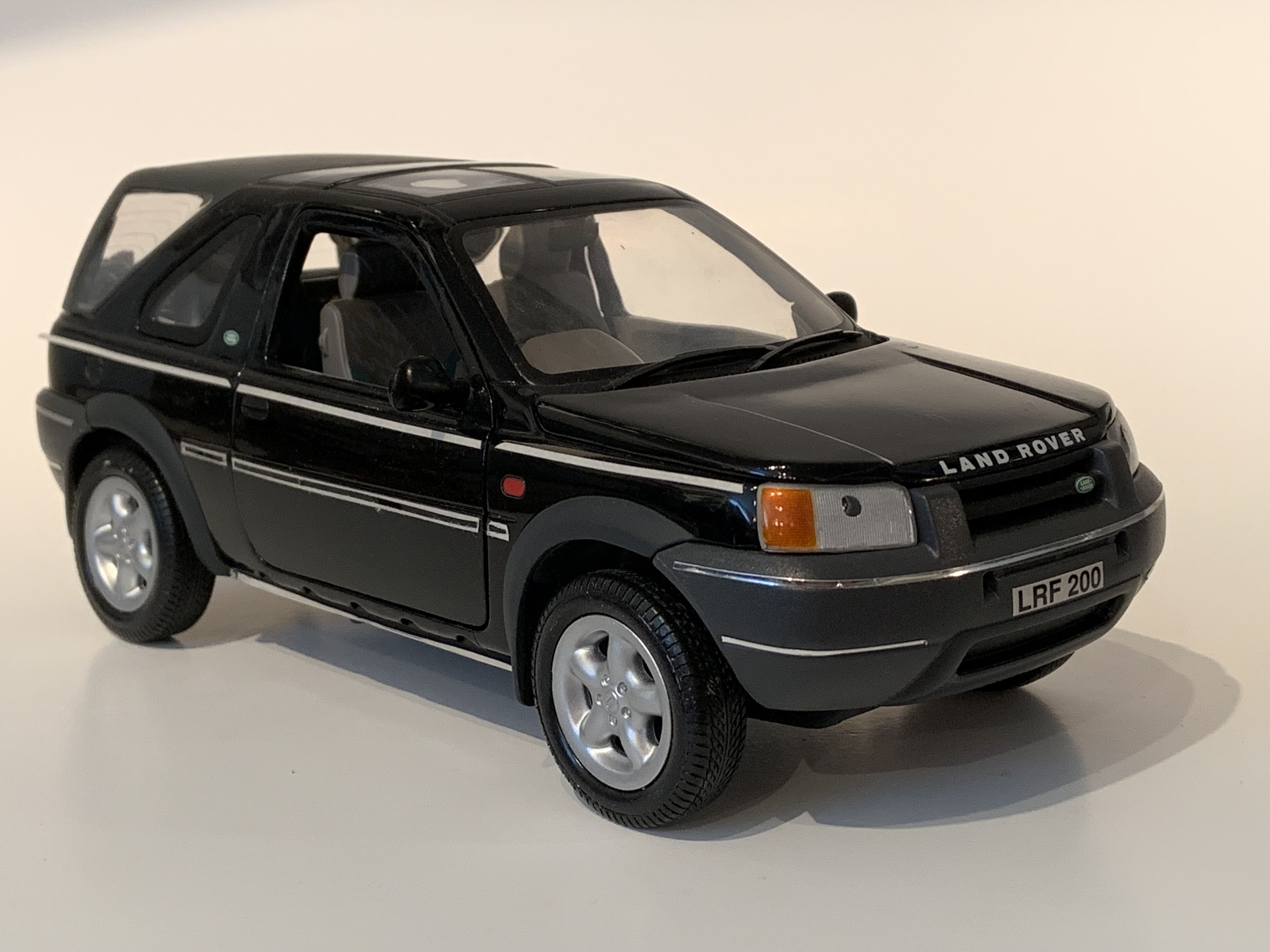 LAND ROVER FREELANDER 1/18 | Passe-Temps 3000